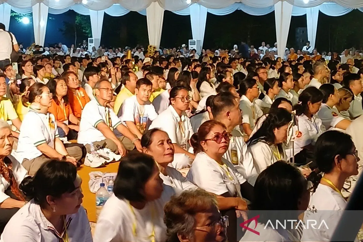 Ribuan Umat Buddha Ikuti Detik-Detik Waisak 2569 BE/2025 di Candi Borobudur | TIRADAR.id